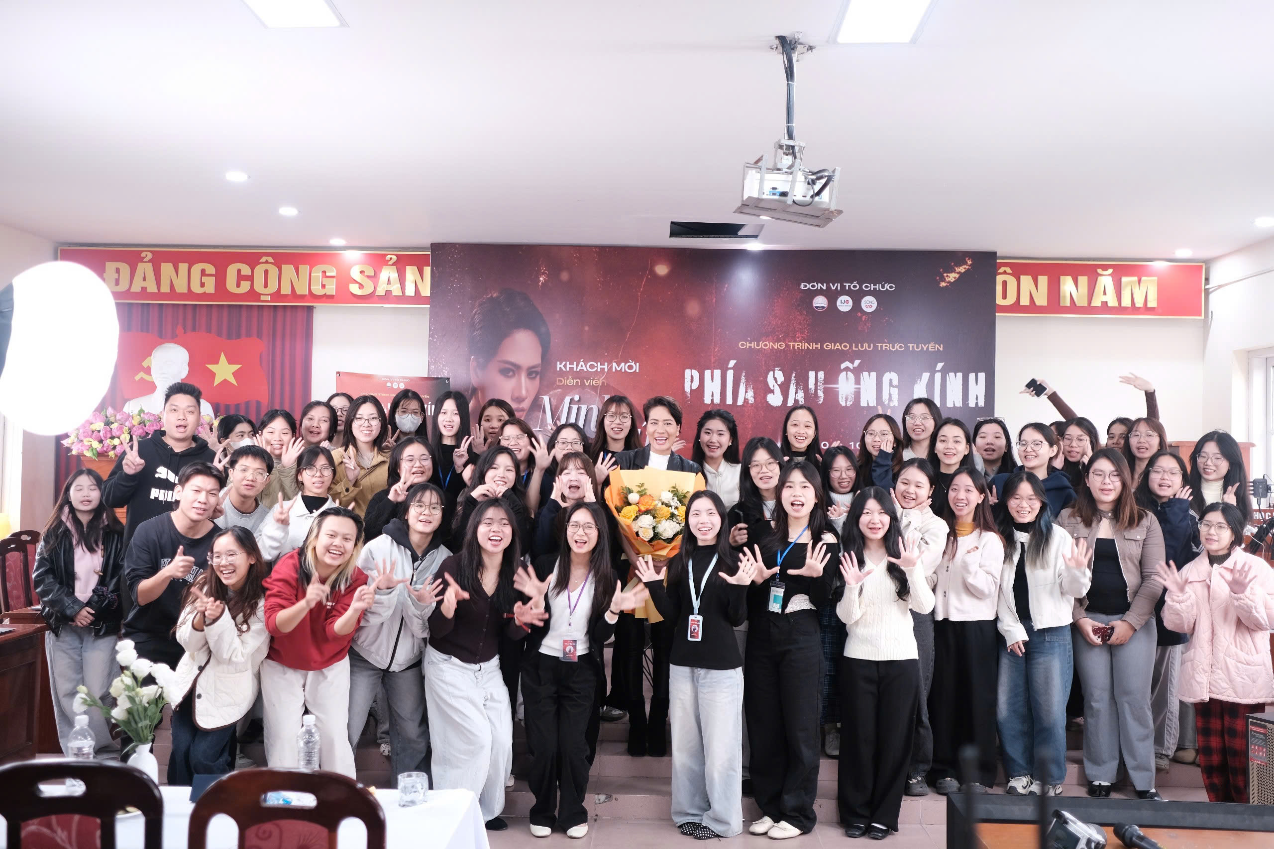 Song Tre News - Diễn viên Minh Cúc và những câu chuyện "Phía sau ống kính"